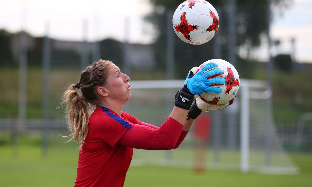 Ex-United goalkeeper Siobhan Chamberlain has say on Mary Earps and ...