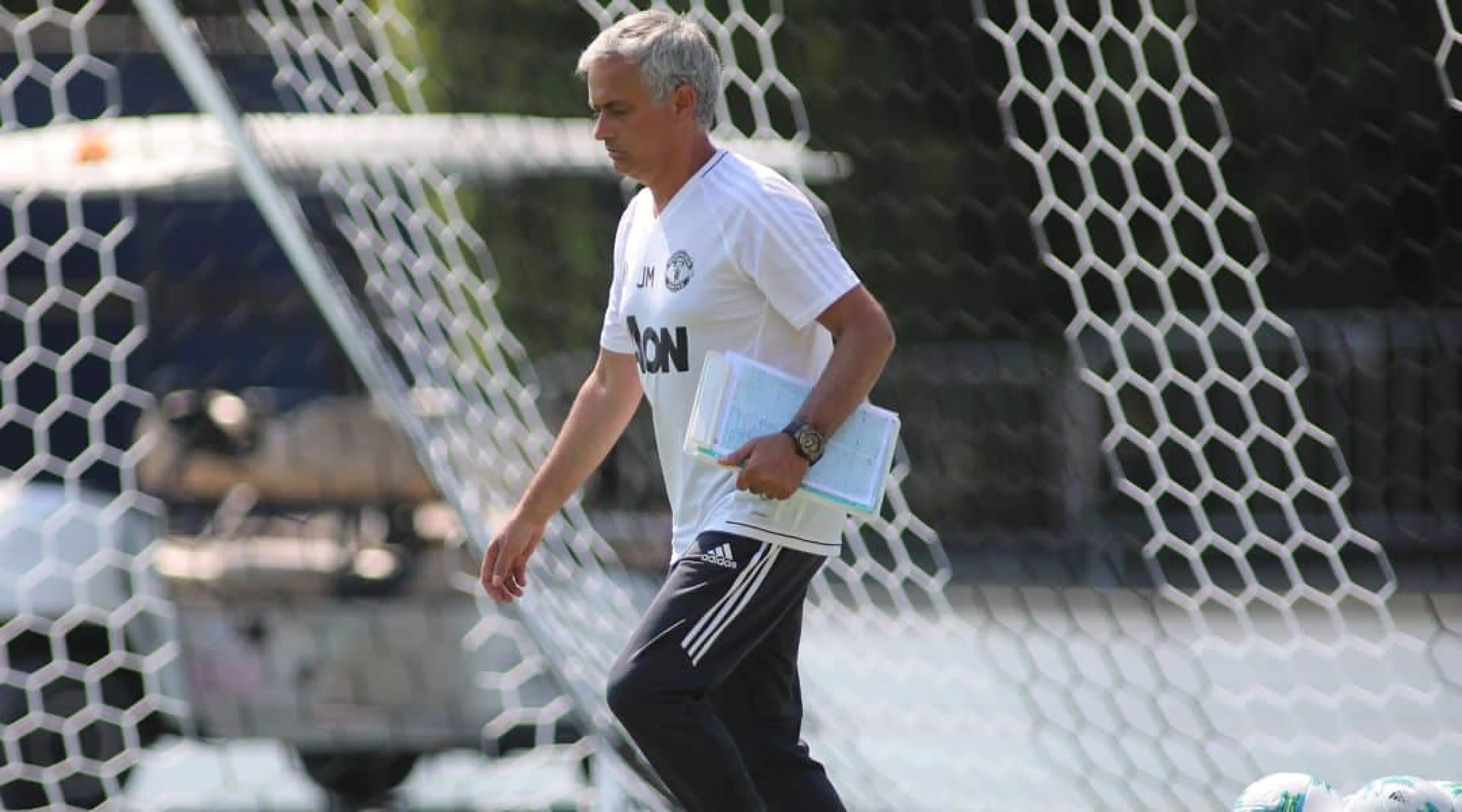Man United look to PSG defender to solve right back problems